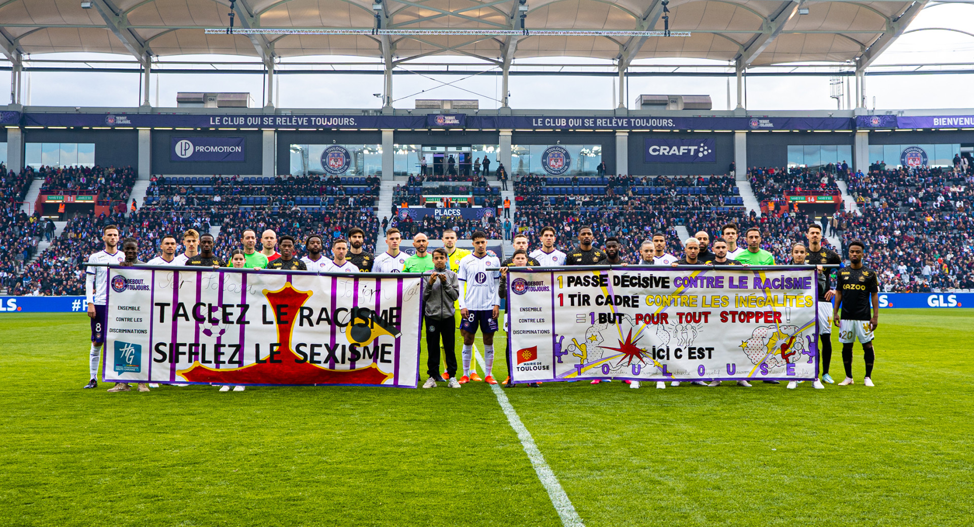 Des banderoles pour lutter contre le racisme et les discriminations ...