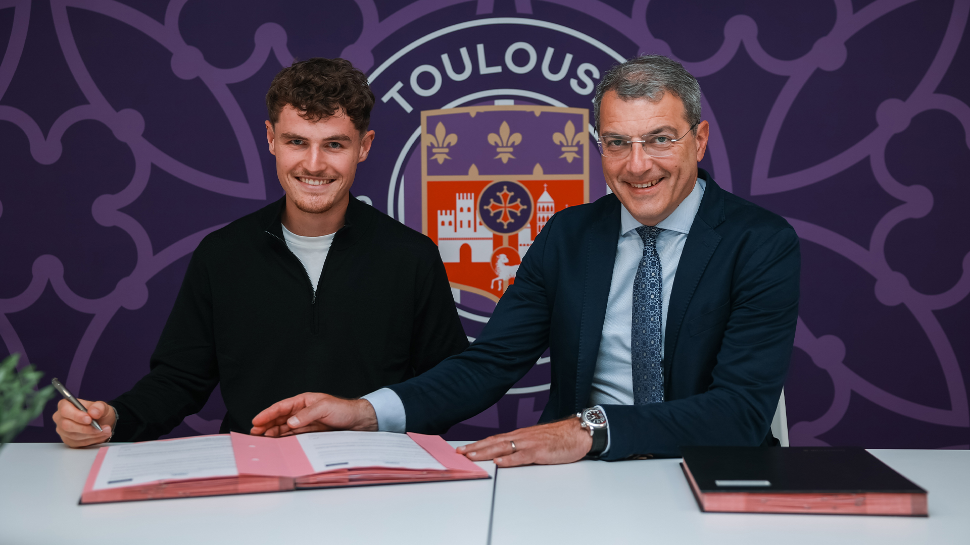 Nicolas Wasbauer signe son premier contrat professionnel avec le TéFéCé ...