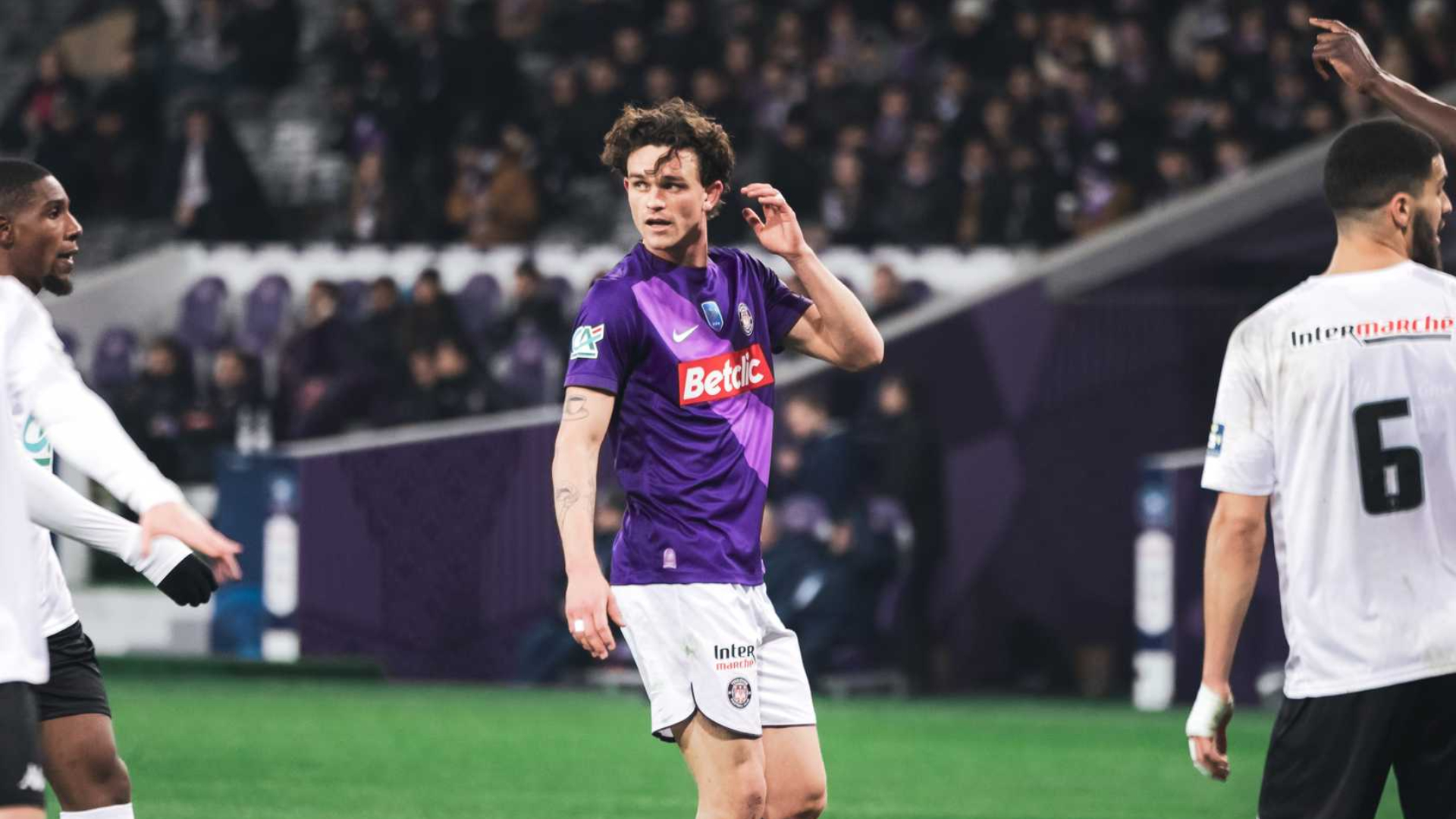 Rasmus Nicolaisen et Vincent Sierro ont refoulé la pelouse du Stadium ...